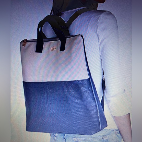 Caboodles | Bags | Caboodle Lifestyle Essential Totebag Weasy Access ...